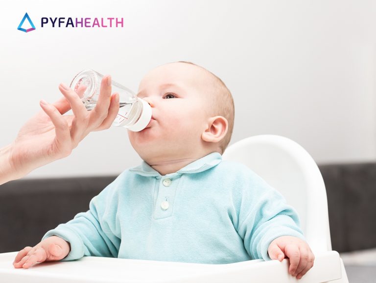 Bolehkah Bayi Minum Air Putih? Ketahui Fakta dan Risikonya - PYFA Health